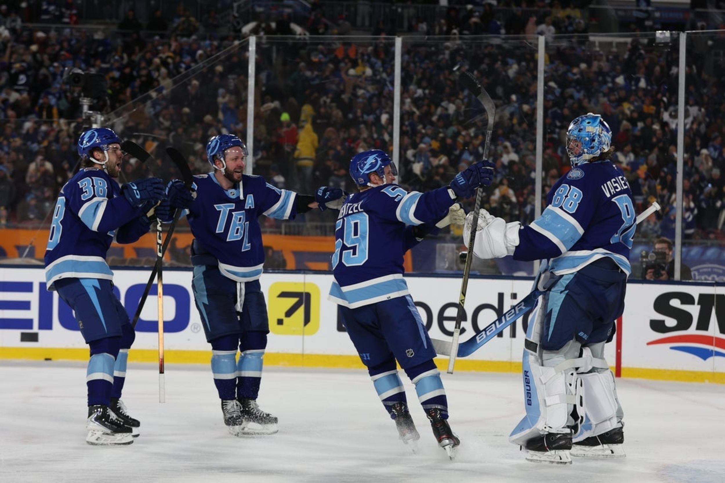 NHL roundup: Lightning edge Bruins in memorable Stadium Series game