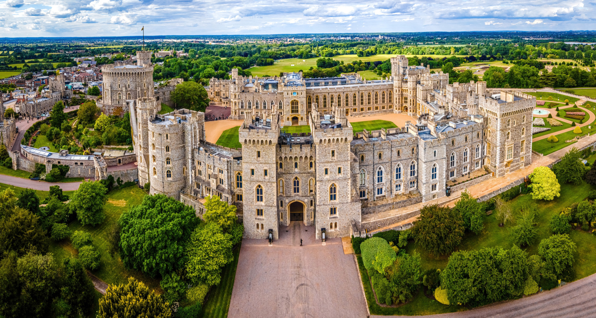 Which countries have the most castles?