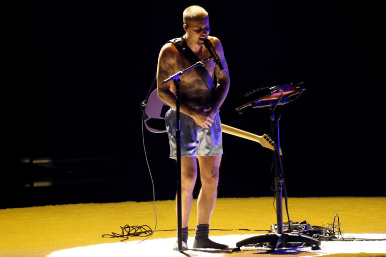 Video: Justin Bieber se presenta en calcetines y pantalones cortos para ...