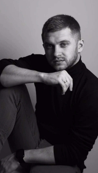Confidence boosting photo poses every man should know