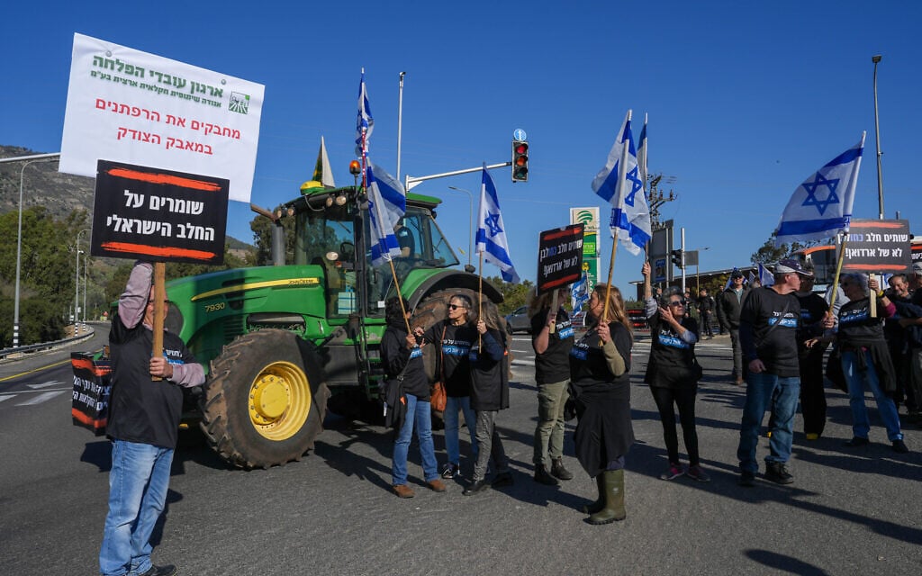 Farmers threaten to stop supplying milk in protest at dairy reform
