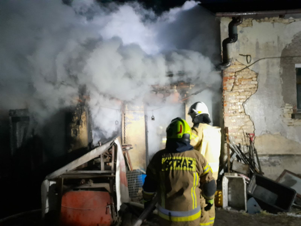 Pożar budynku gospodarczego gasili strażacy w Uniejowie. Na szczęście ...