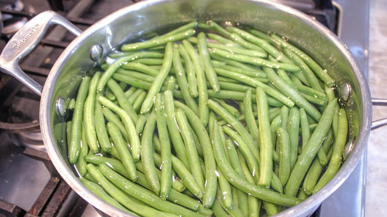 If you want your family to eat their veggies, serve them these garlic ...