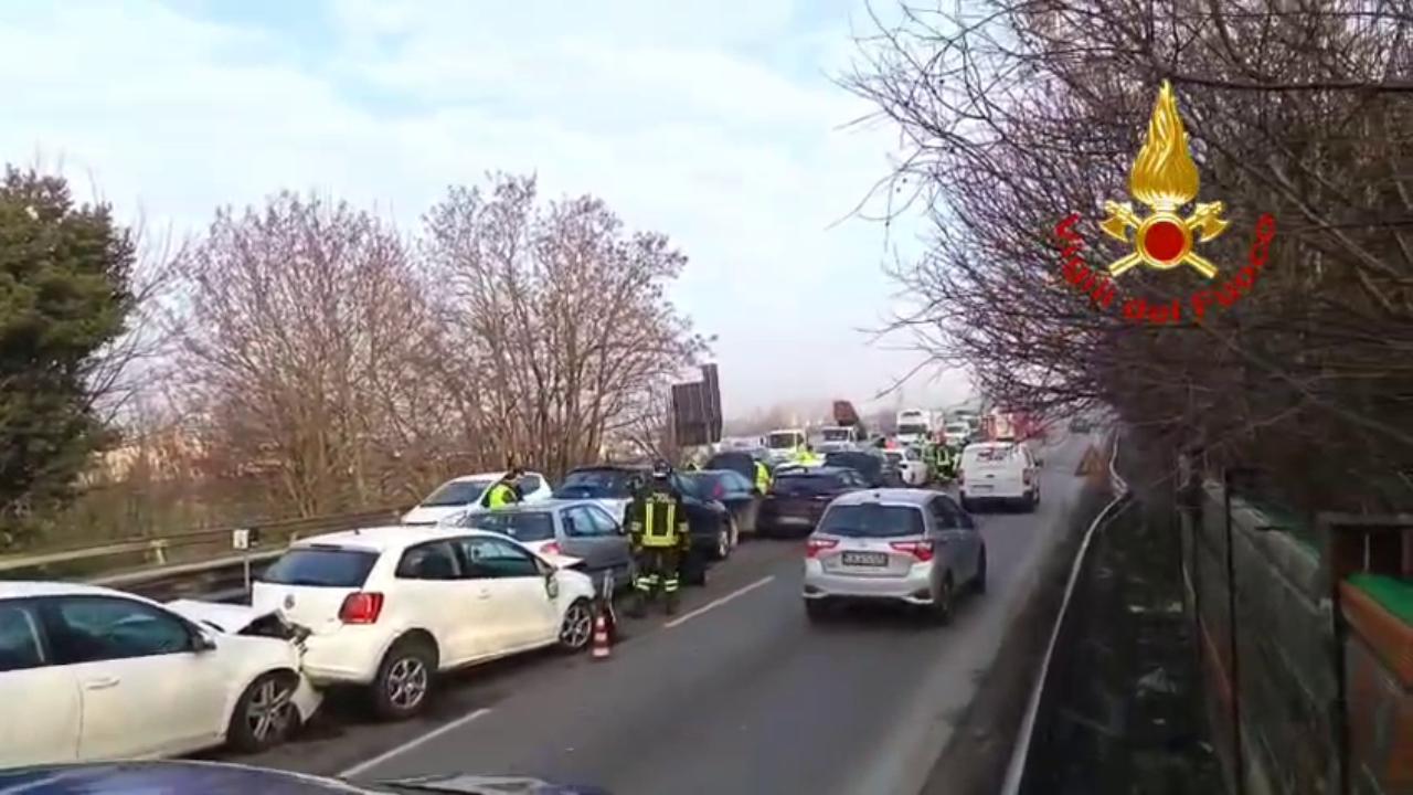 Maxi tamponamento sulla tangenziale, strada bloccata da decine di auto