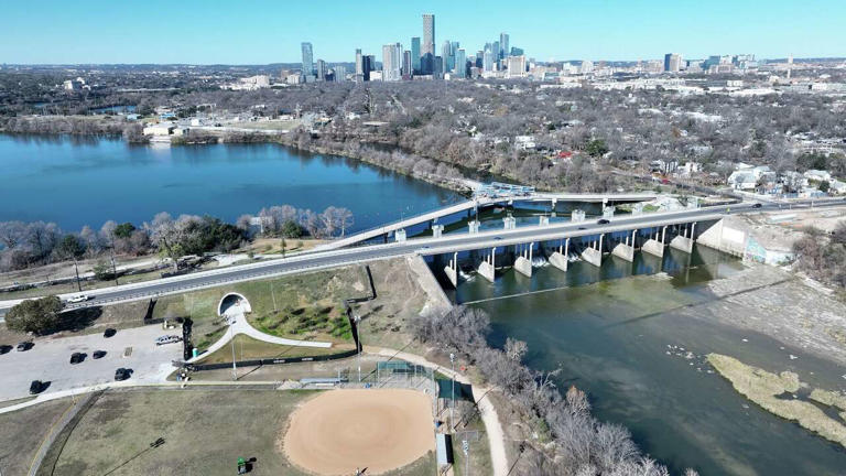 Austin completes 10-mile loop around Lady Bird Lake via wishbone bridge