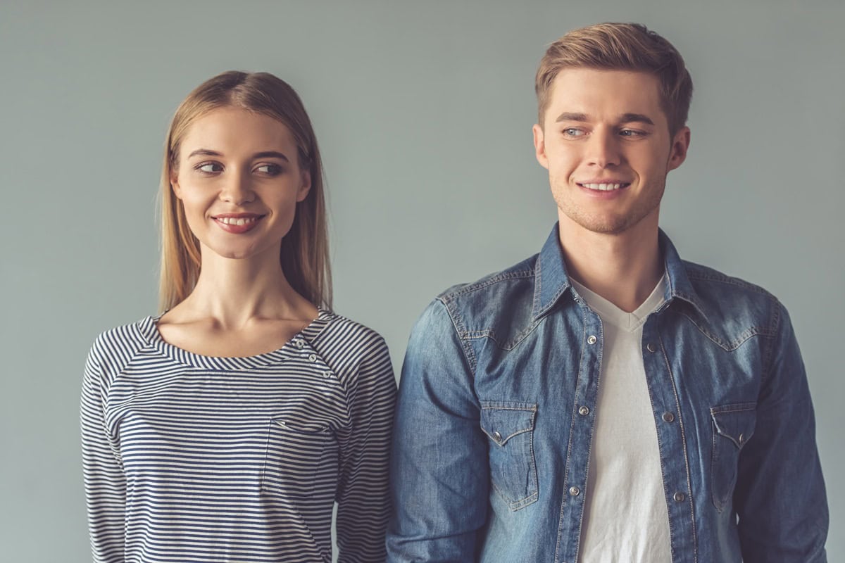 10 body language signs that show someone likes you