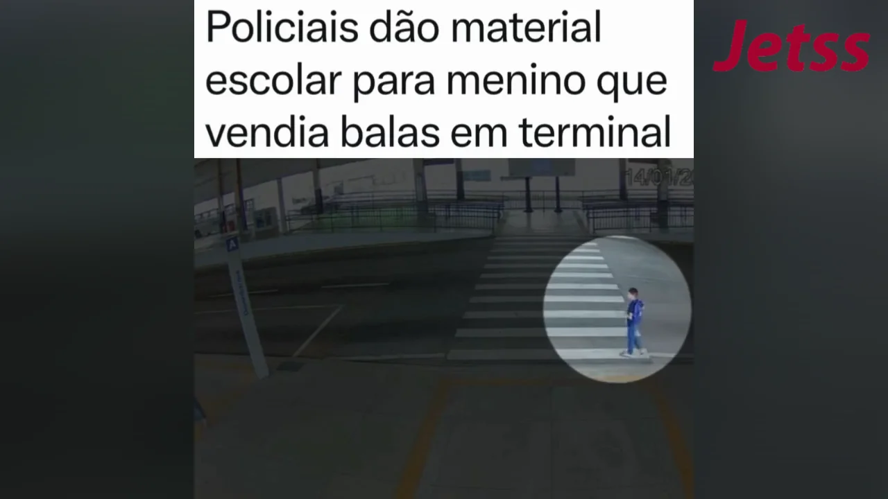 Policiais doam material escolar a menino que vendia balas para estudar
