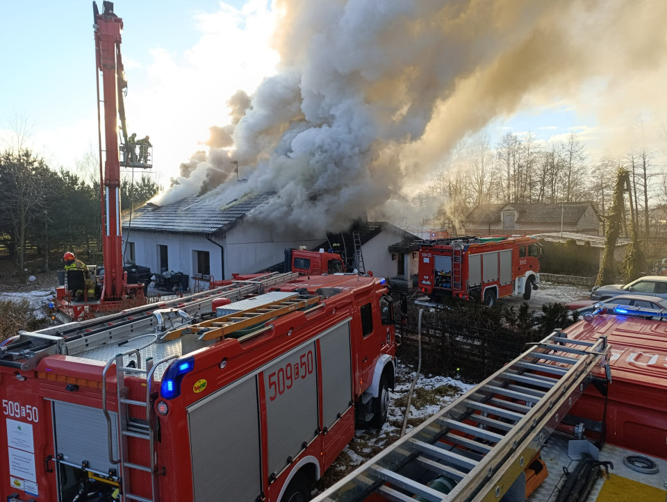 Płonął dach domu. Strażacy z Poddębickiego walczyli nie tylko z pożarem ...