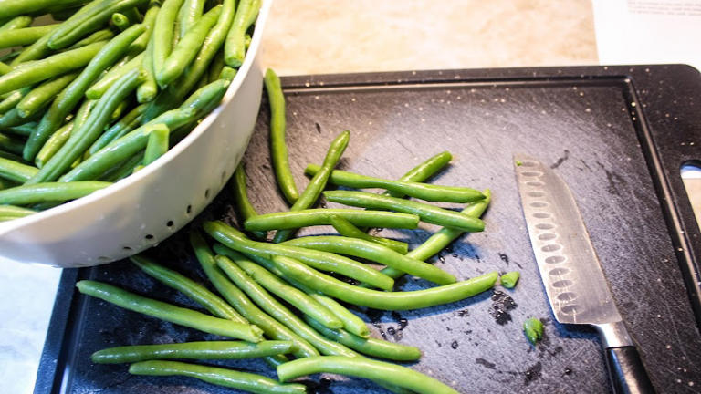 If you want your family to eat their veggies, serve them these garlic ...