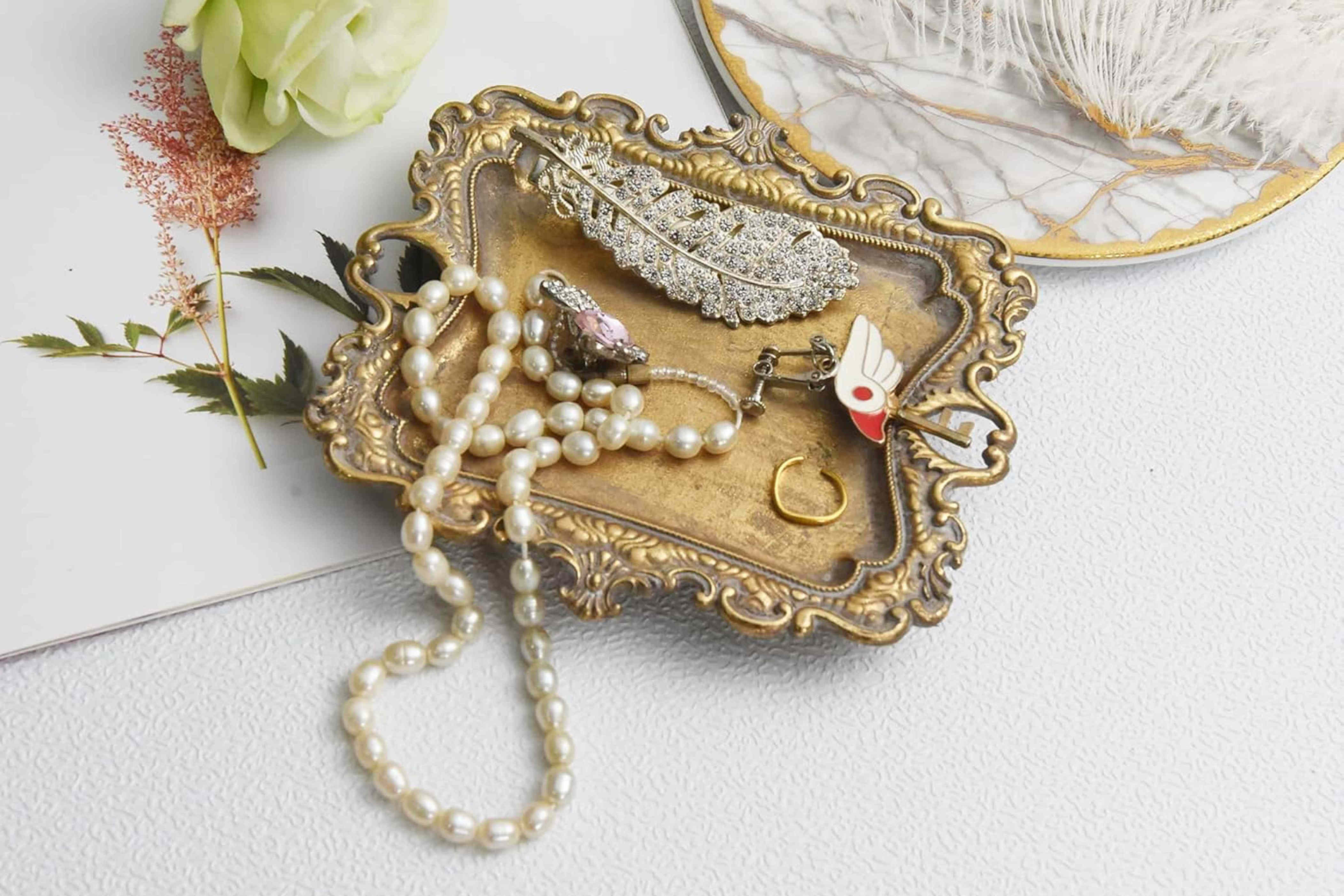 It's easy to shop vintage-inspired home decor at Amazon—here are 14 ...