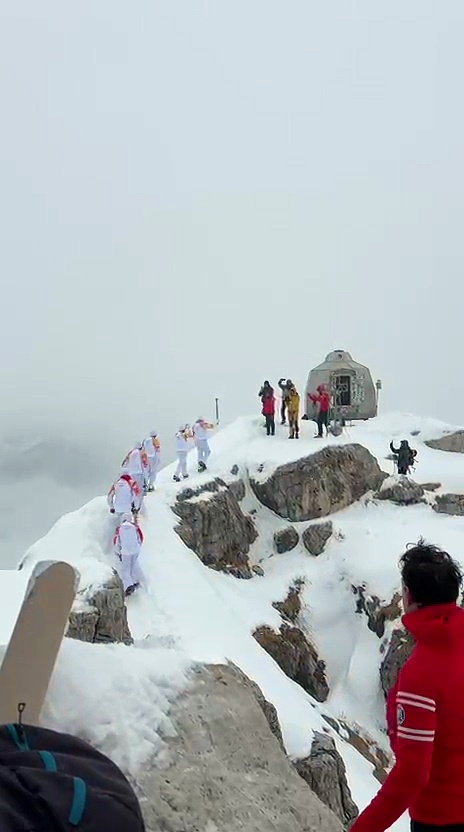 Lecco, la fiamma olimpica sulla cima della Grignetta