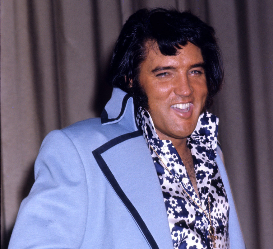 Carol Connors honors Elvis Presley with a necklace at 2026 Grammys red ...