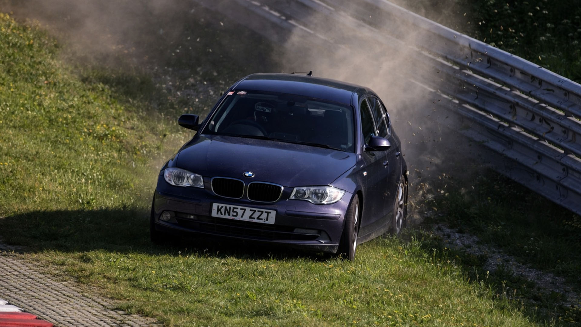Driver nearly hits barrier at Touristenfahrten Nürburgring