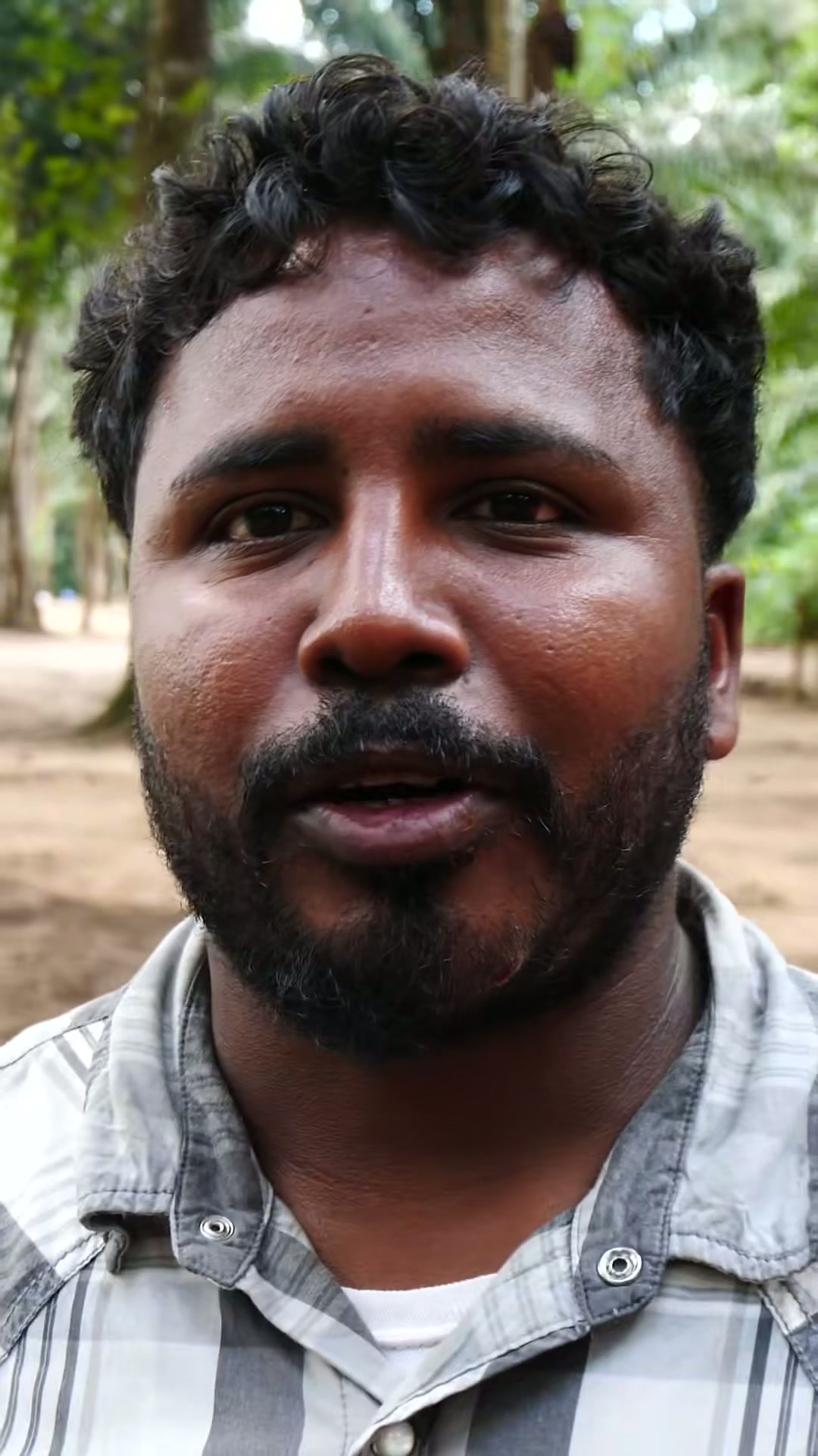 🇬🇾 Eating live worms in Guyanese rainforest