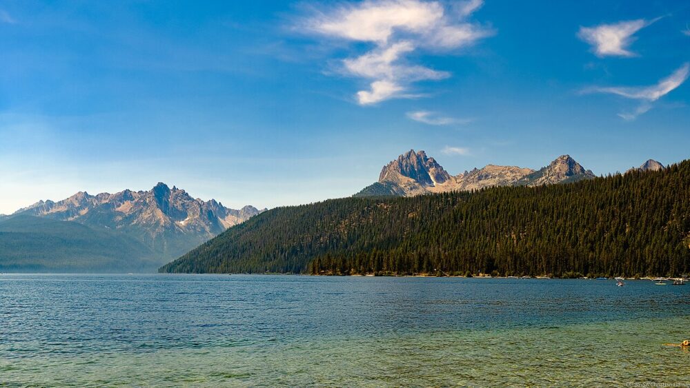 17 underappreciated lakes in Idaho with beautiful clear water views