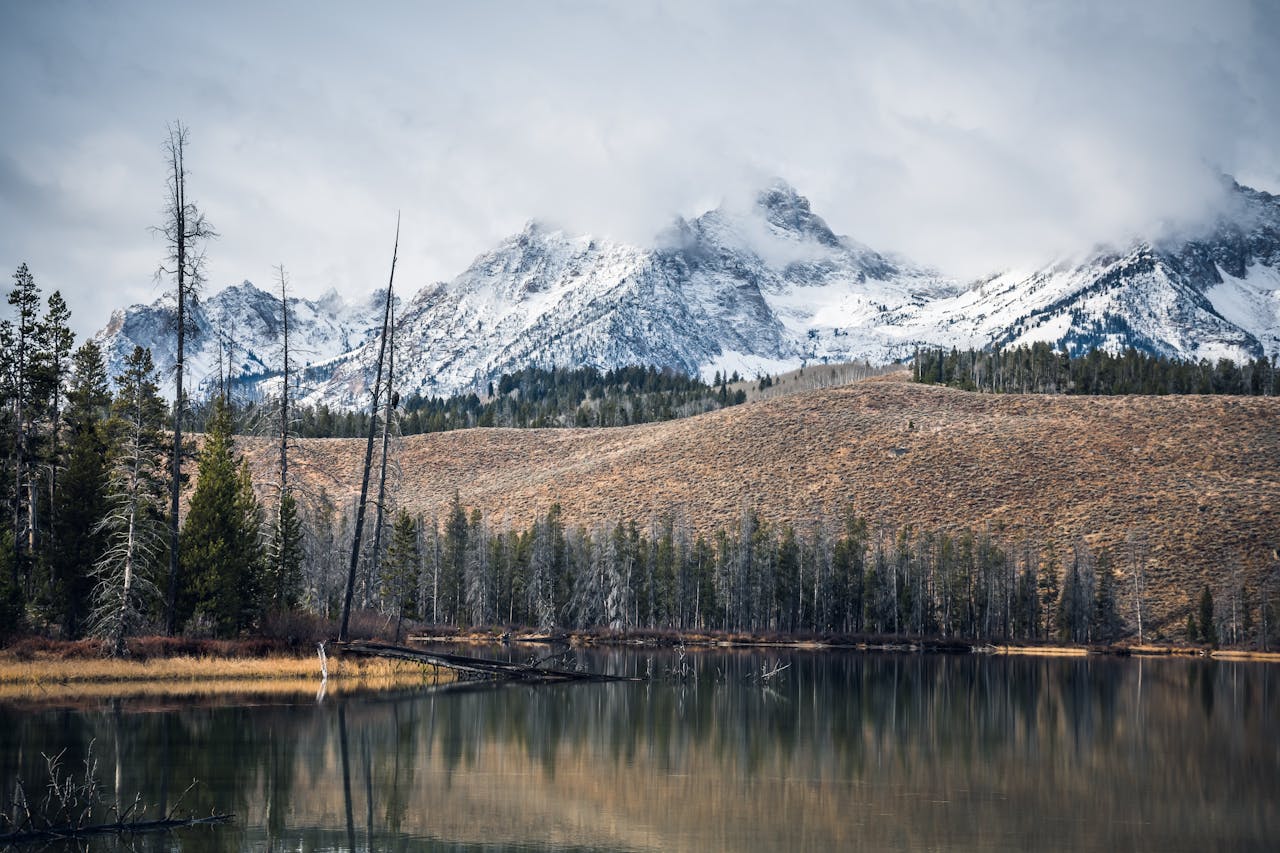 17 underappreciated lakes in Idaho with beautiful clear water views