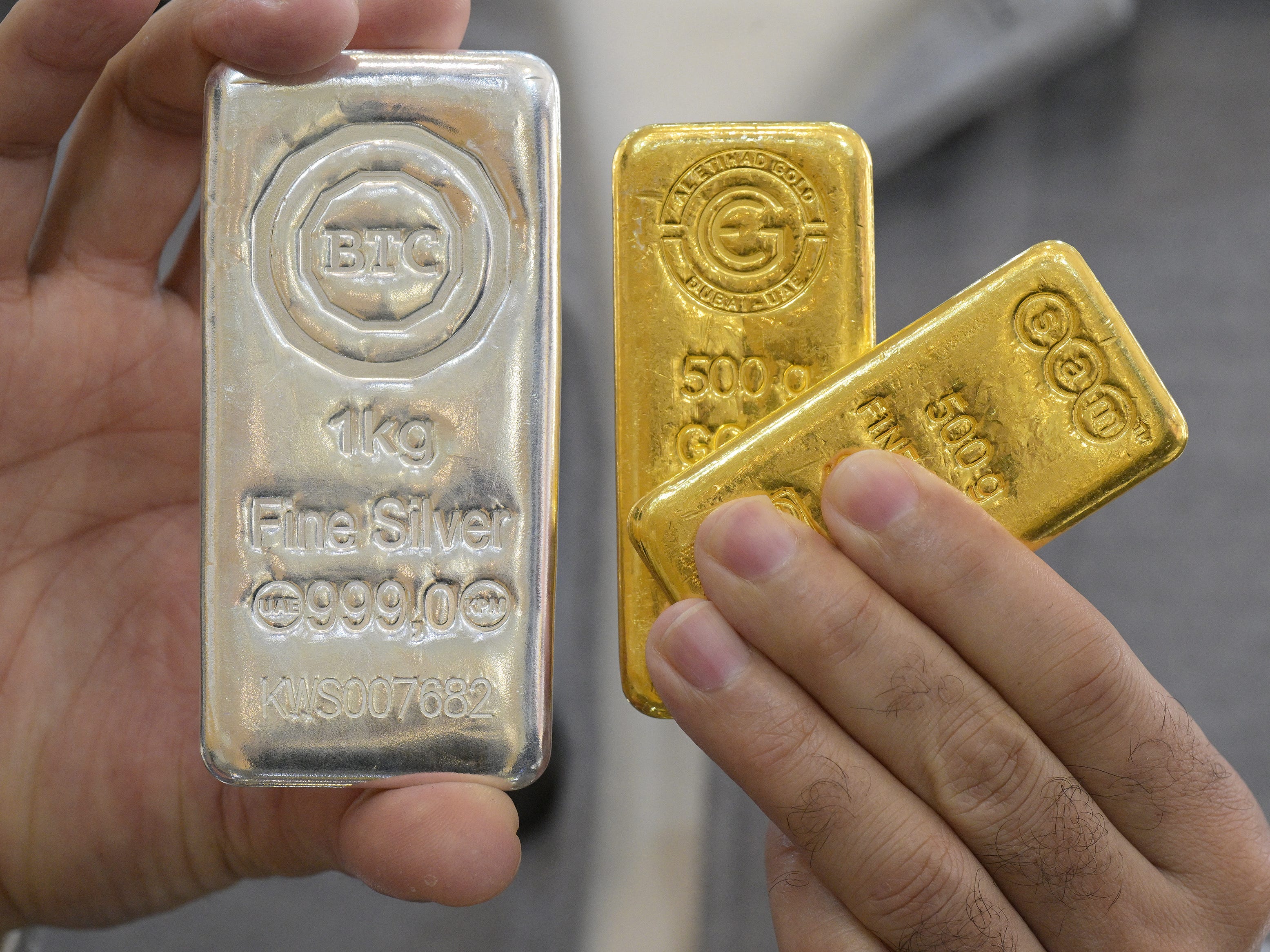 5 market pros outline why investors shouldn't buy the dip in gold and ...