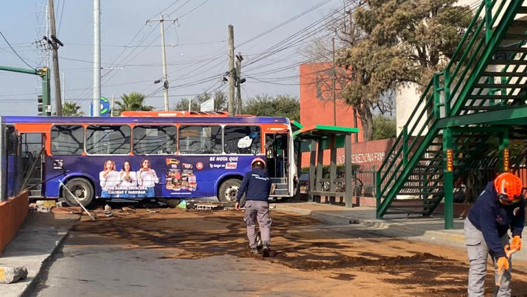Ruta 218 choca contra parabús por la clínica 30 del IMSS en Guadalupe, NL