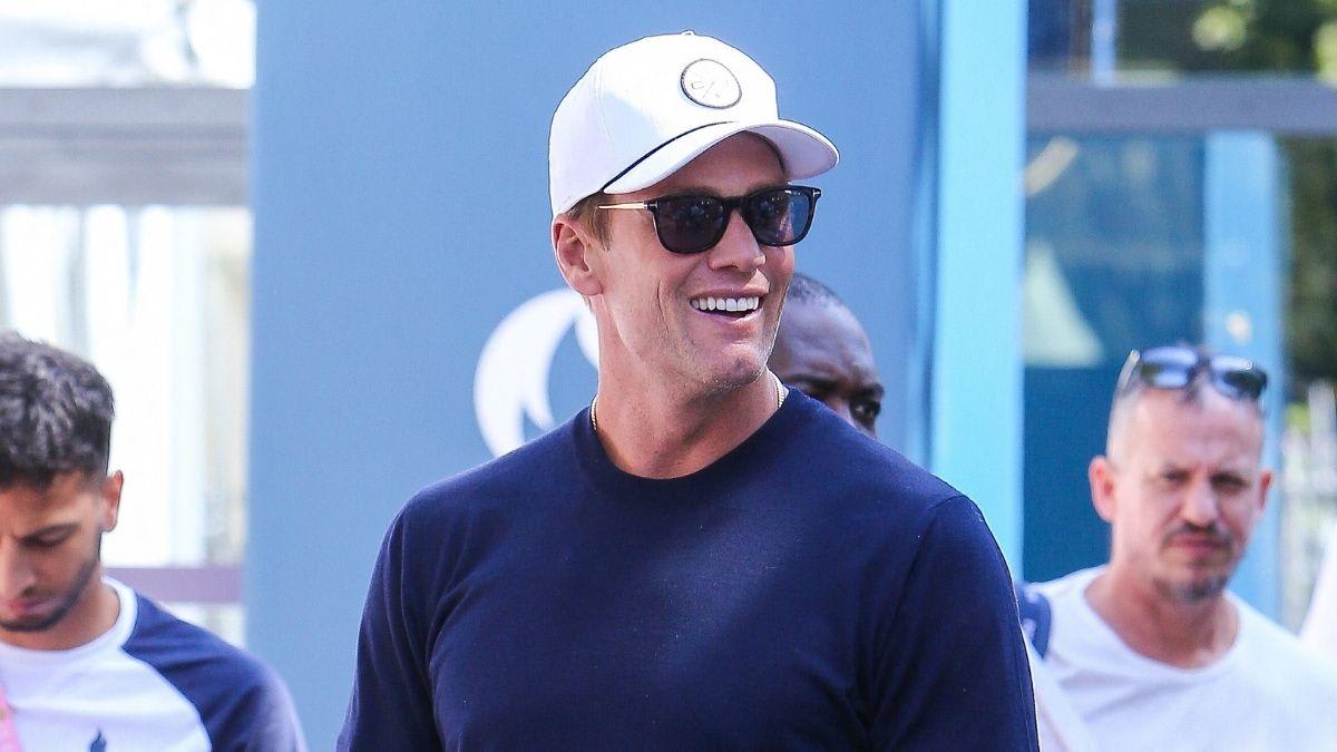 Tom Brady goes viral for posting 'like a teenage girl' to get ...