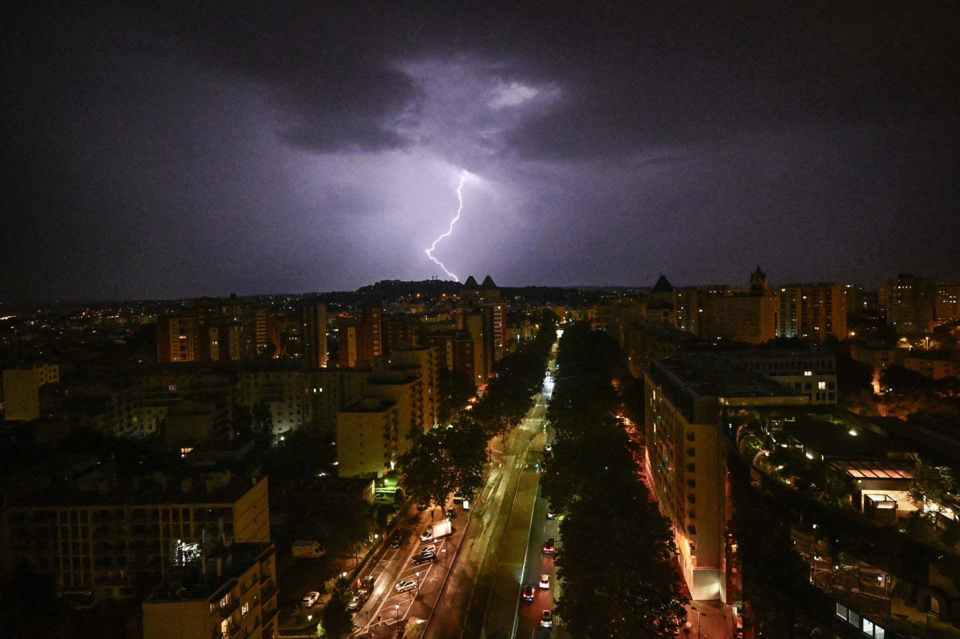 What not to do during a thunderstorm