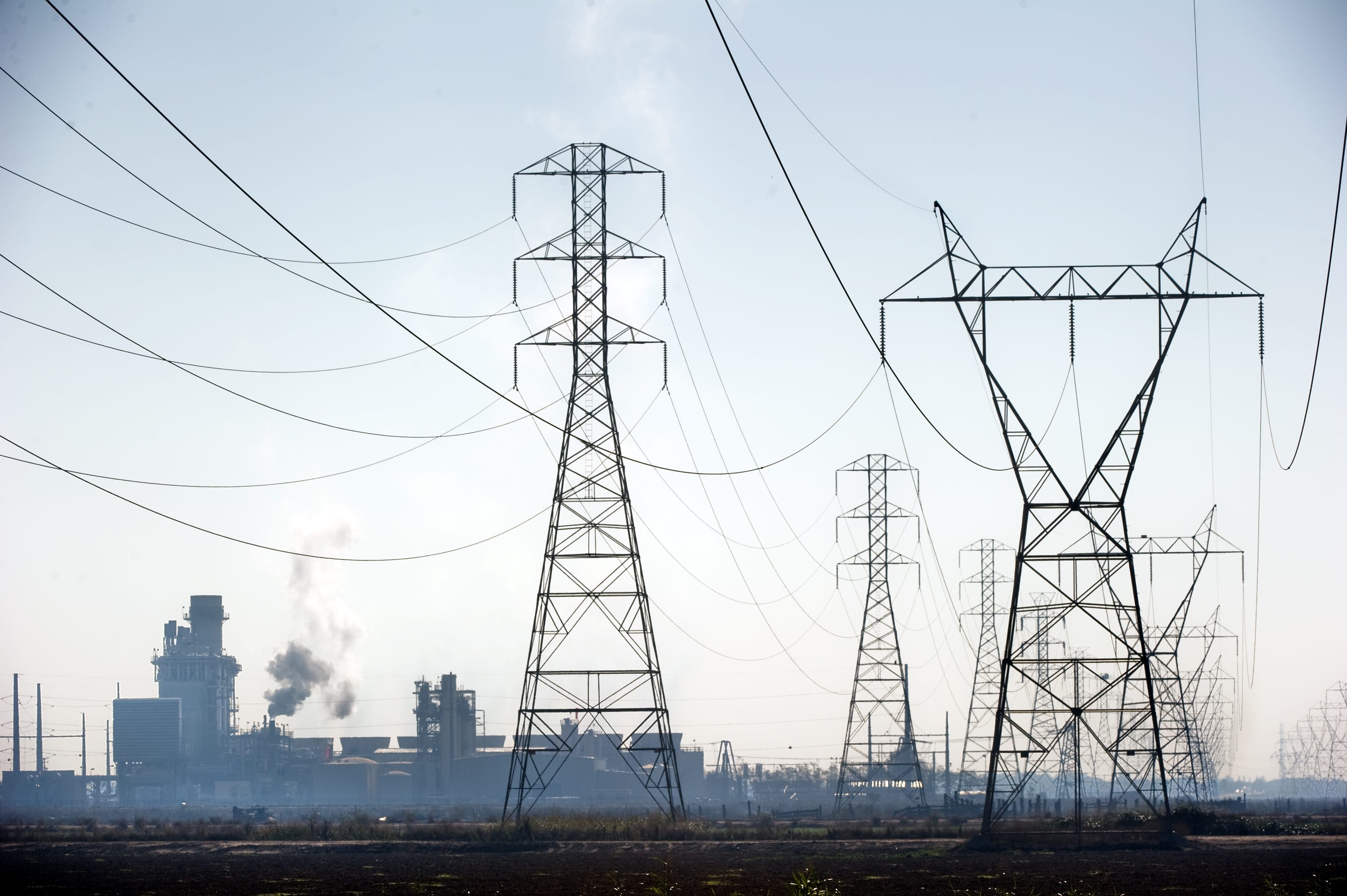 Train derailment leaves thousands of Stockton PG&E customers without power