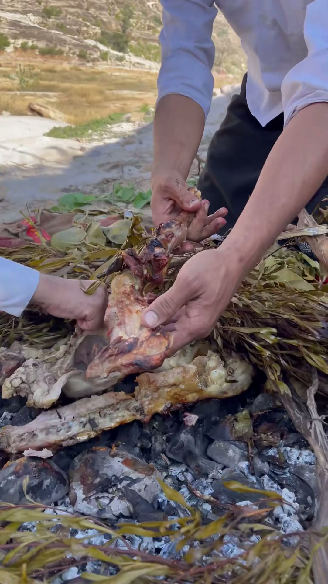 Traditional Saudi BBQ in the desert 🇸🇦