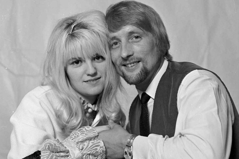 Beloved singer dies after decades-long career as heartbroken bandmate ...