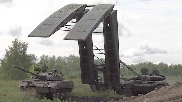 Rostec dévoile des images rares du MTU-90M, un poseur de ponts capable ...