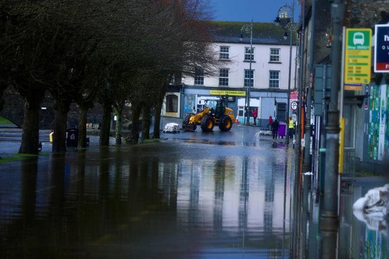 Weather warning as heavy rain and cold temperatures bring flood risk to ...