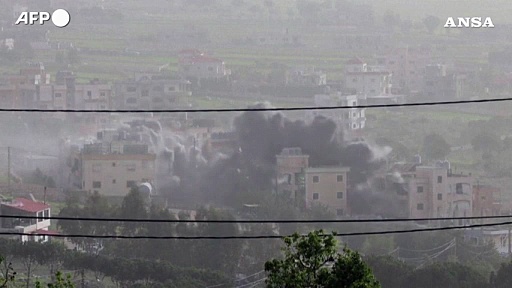 Raid israeliani colpiscono Kfar Tibnit, un villaggio nel sud del Libano