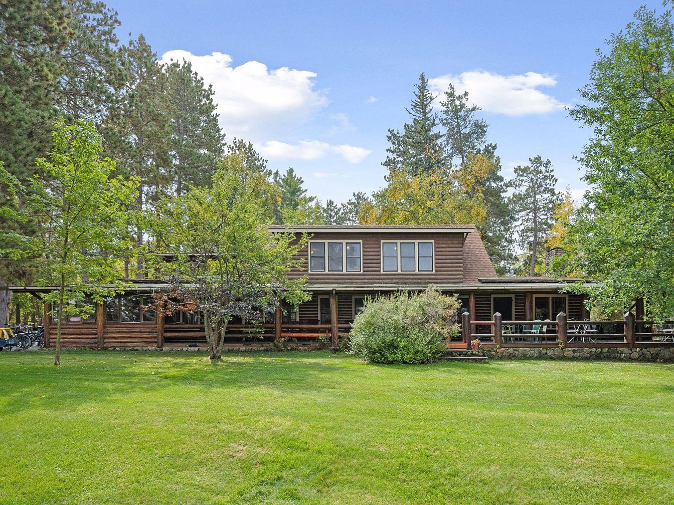 Iconic 1914 lodge in Park Rapids, Minnesota, with 22 acres, 18 guest ...