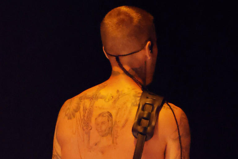 That’s Hailey Bieber’s whole face on Justin’s back