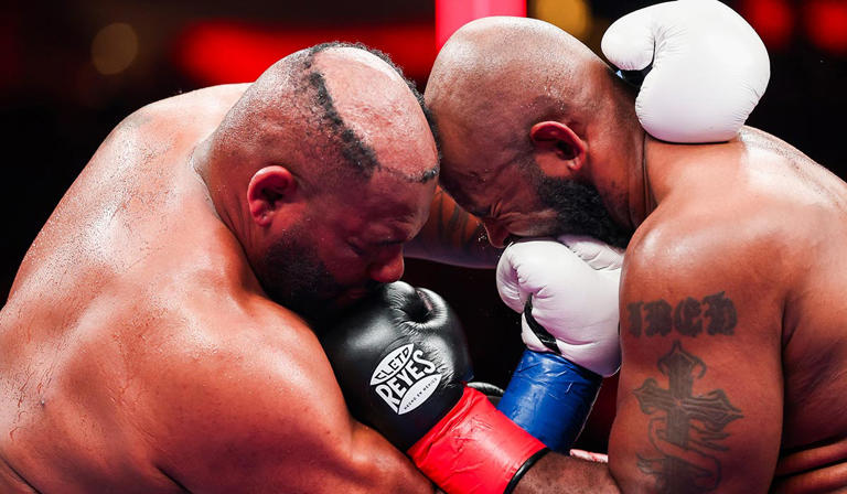 Hair today, gone tomorrow: Boxer's wig slip during live fight has fans ...