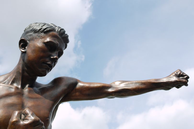 Thieves steal statue of British boxing legend as 'gutted' grandson begs ...
