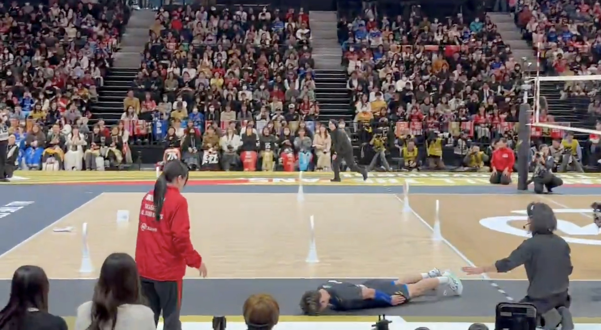 Watch Japanese volleyball player's dramatic apology after hitting judge ...