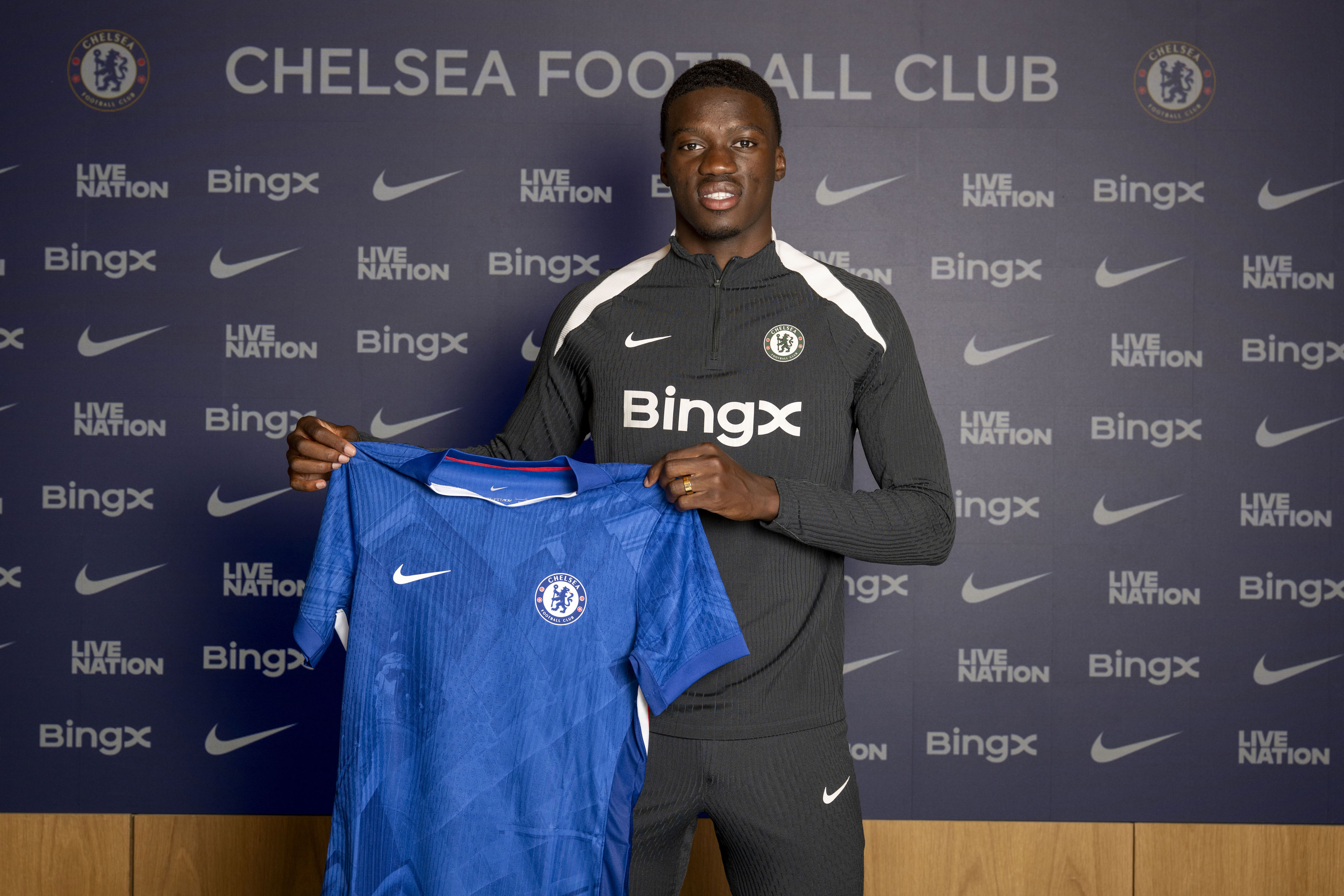 Transfer news live! Arsenal confirm three signings; late Chelsea deal