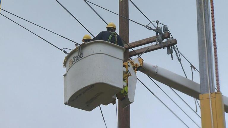 HECO crews continue to restore power to Oahu customers