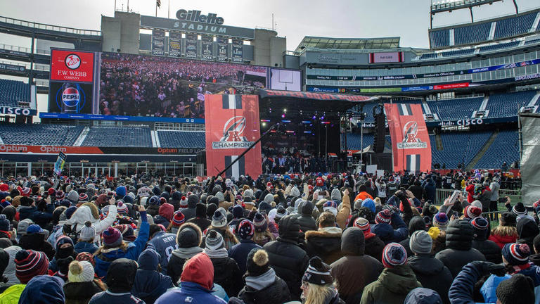 Patriots fan wins all-expenses-paid trip to Super Bowl at send-off rally