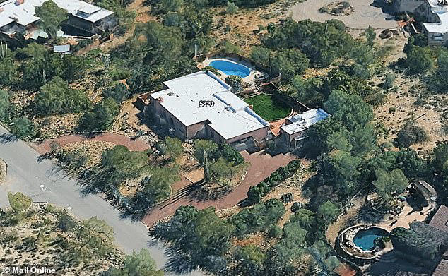 Neighbor of Savannah Guthrie's missing mother reveals eerie first sign ...