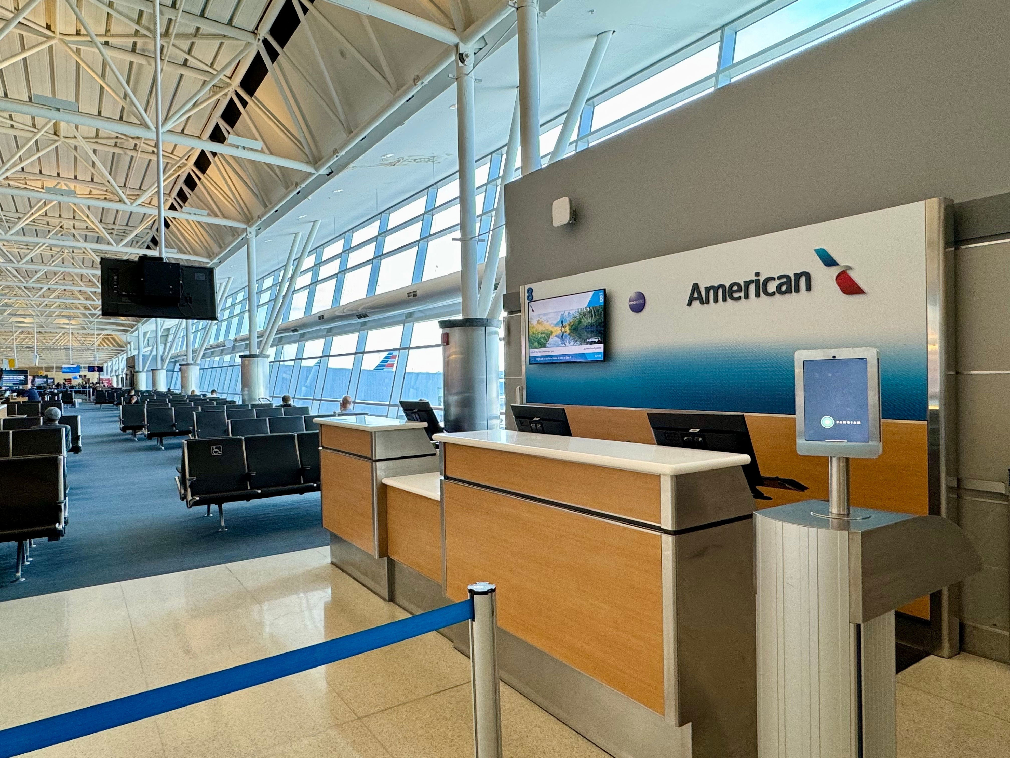 American Airlines keeps quiet after passenger catches flight attendant ...
