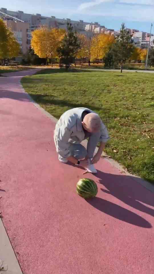 Pregnant with a watermelon: The funniest moment of the day