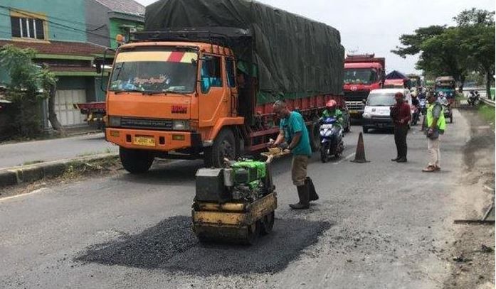 Mengguncang badan, ini sebab tambalan jalan aspal di Indonesia rata ...