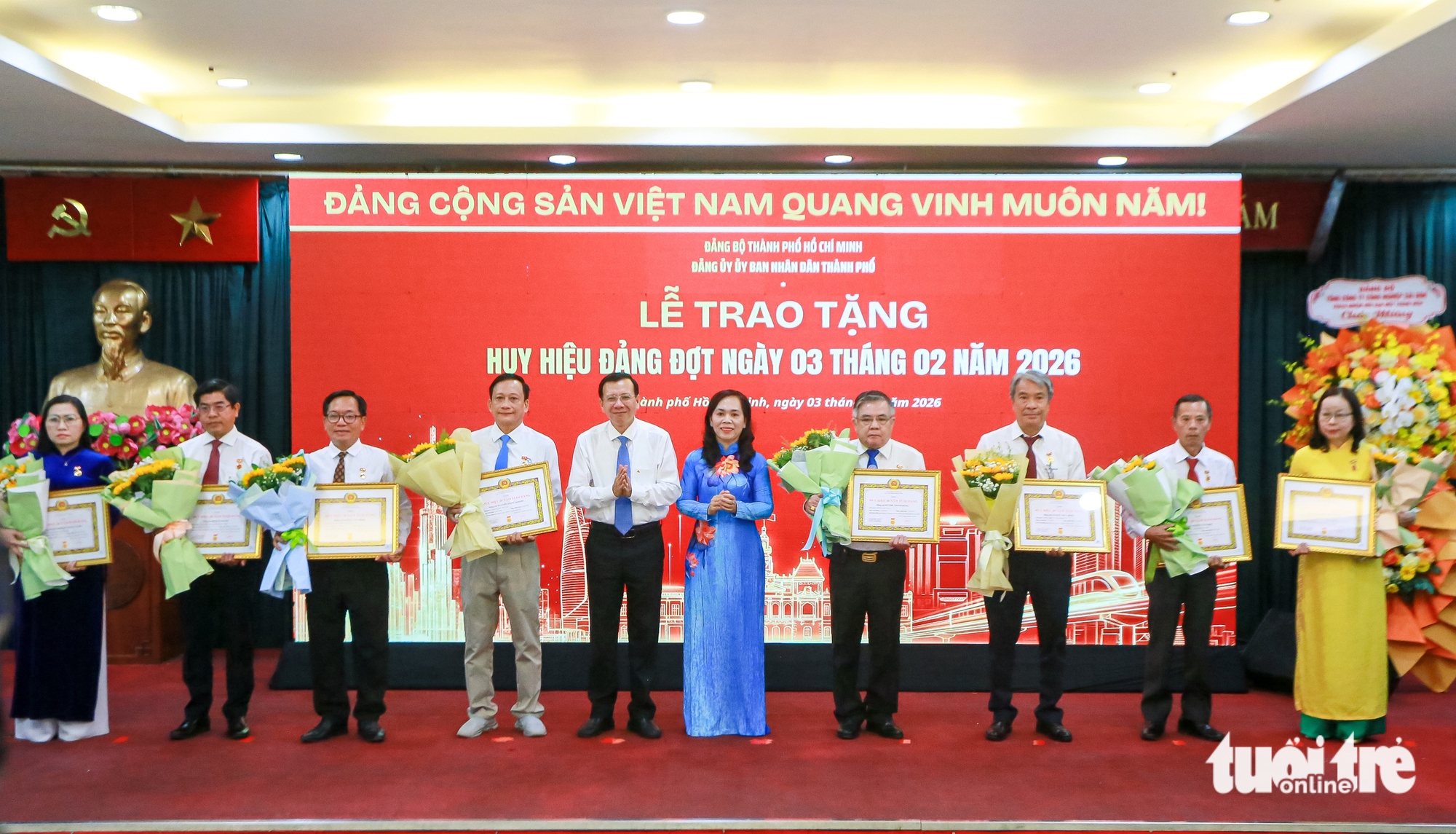 Đảng ủy UBND TP.HCM trao huy hiệu Đảng cho 45 đảng viên dịp 3-2