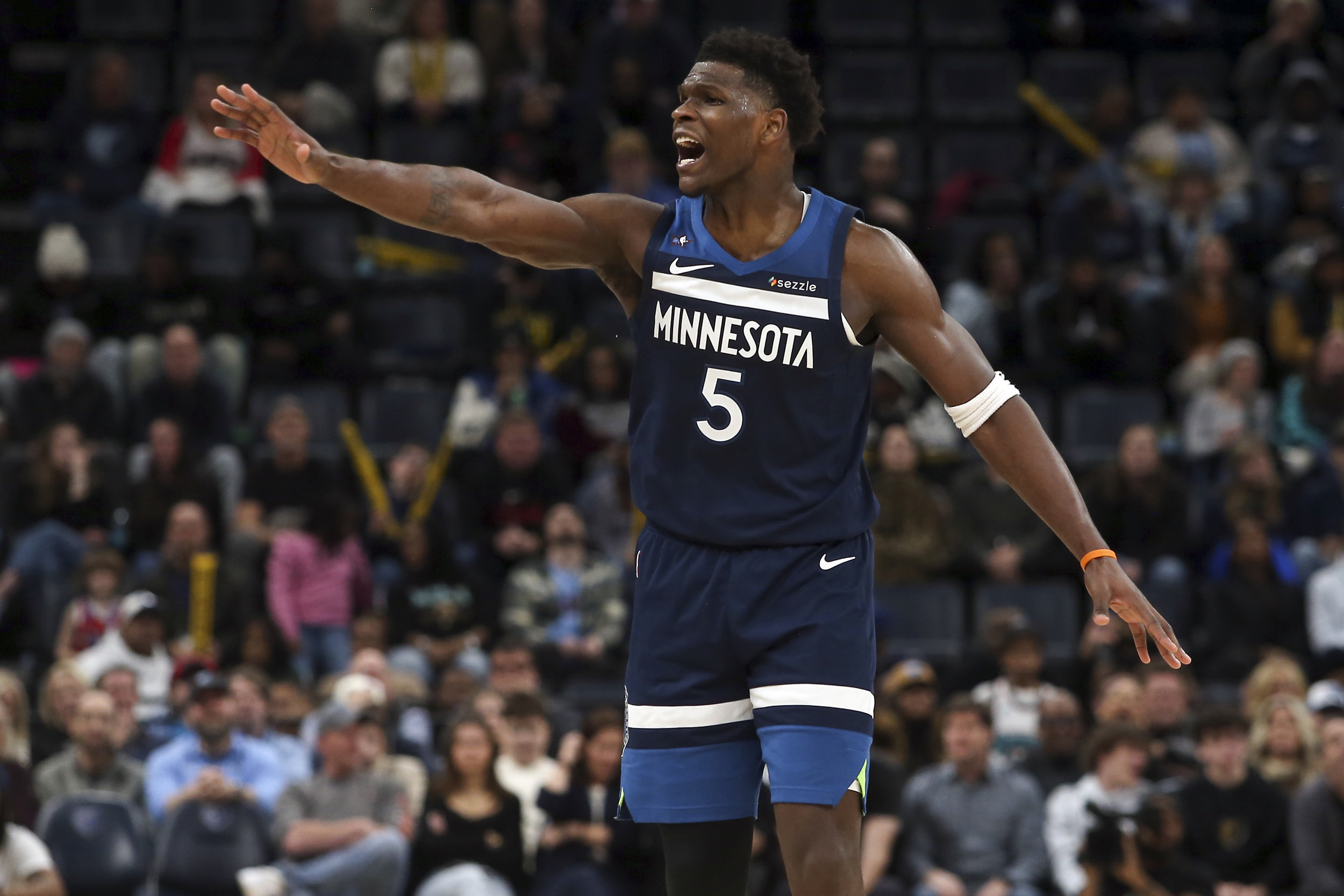 Anthony Edwards talks trash to Ja Morant during game