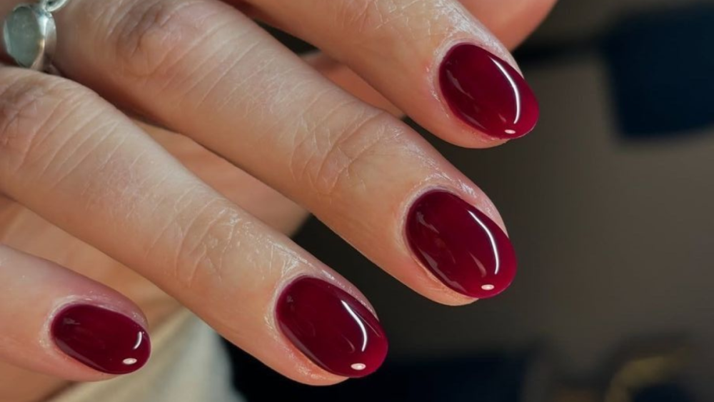 Cherry chrome nails: 5 maneras de llevar esta tendencia en uñas rojas ...