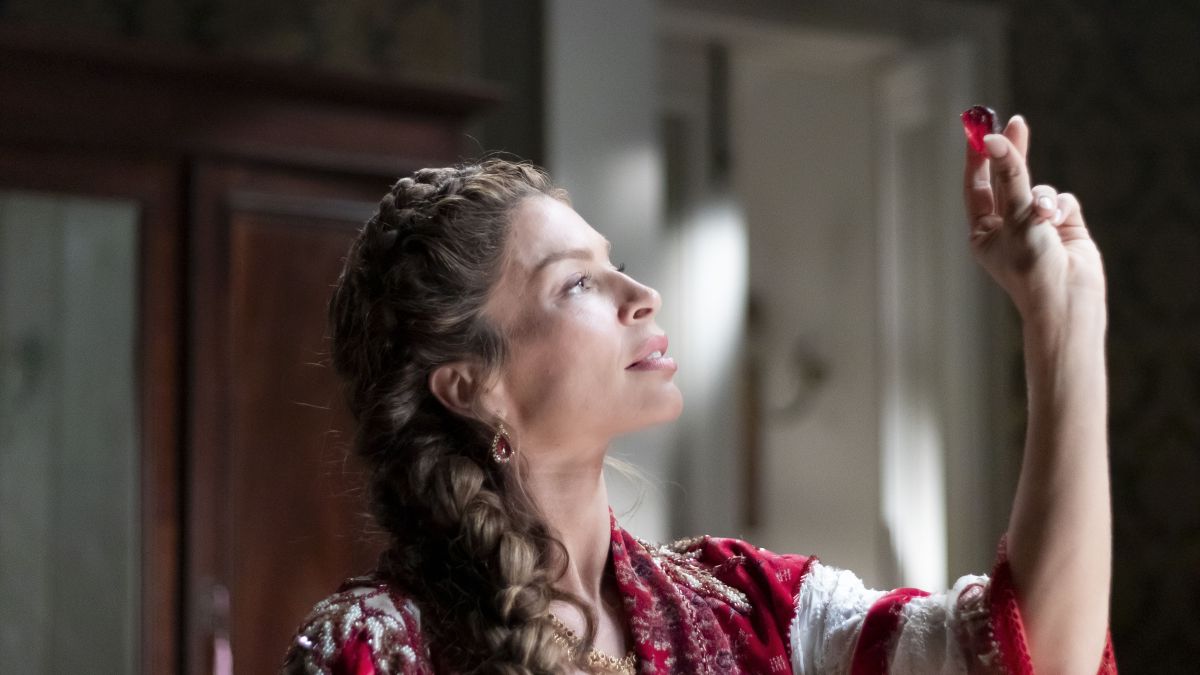 Dona Beja resume muitas mulheres, diz Grazi Massafera