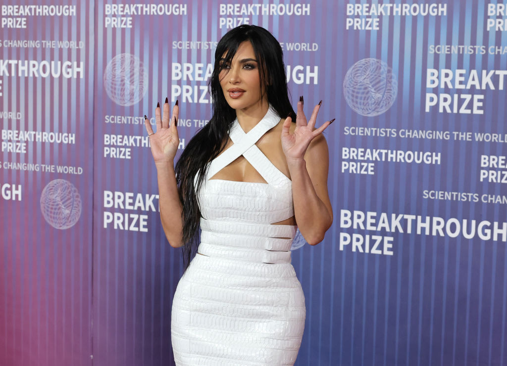 Kim Kardashian's whirlwind romance with Lewis Hamilton raises red flags ...
