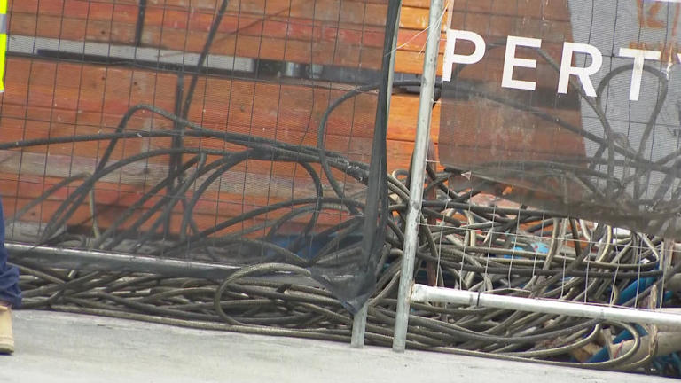 Construction workers narrowly avoid falling scaffolding on Sydney job site