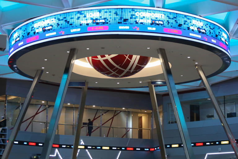 IHSG longsor 2,5% ke level 5.692, ada crossing jumbo Rp 8,8 triliun ...