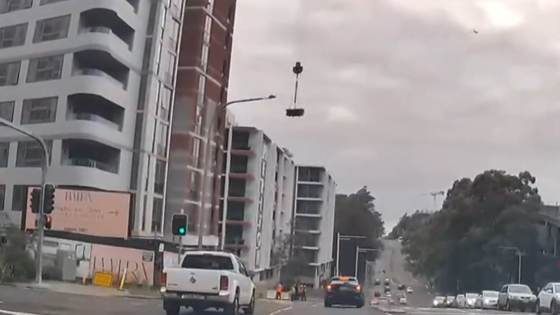 Construction workers narrowly avoid falling scaffolding on Sydney job site